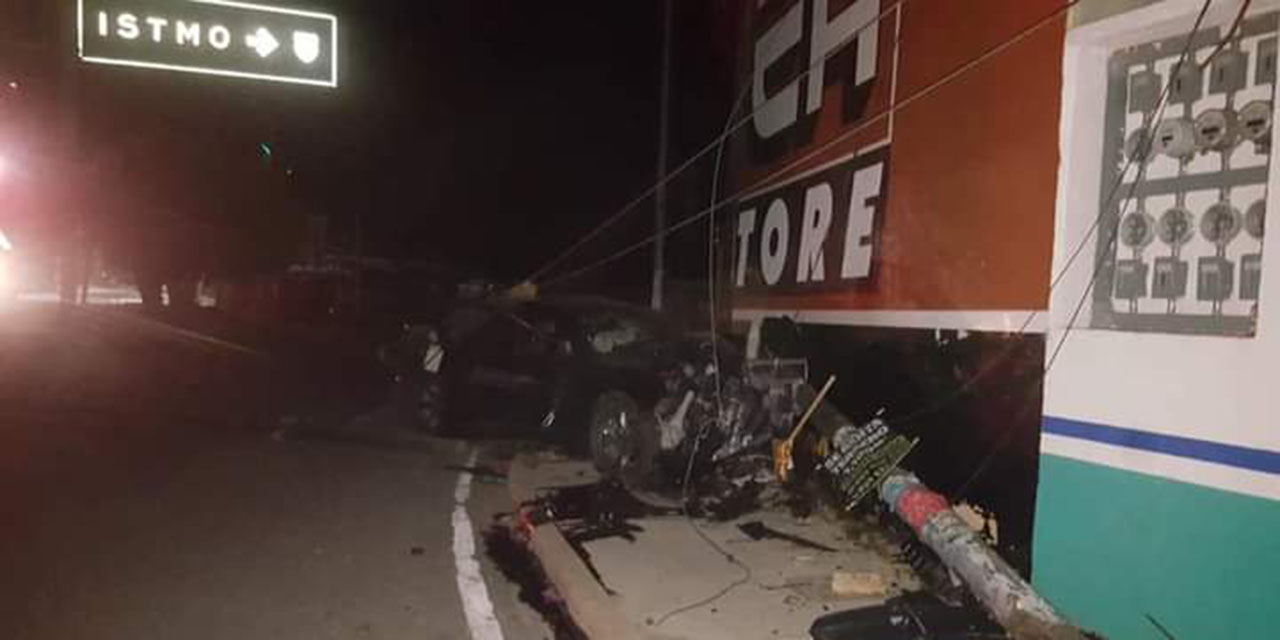 Derriba poste y se estrella contra pared en el crucero de Tlalixtac ...