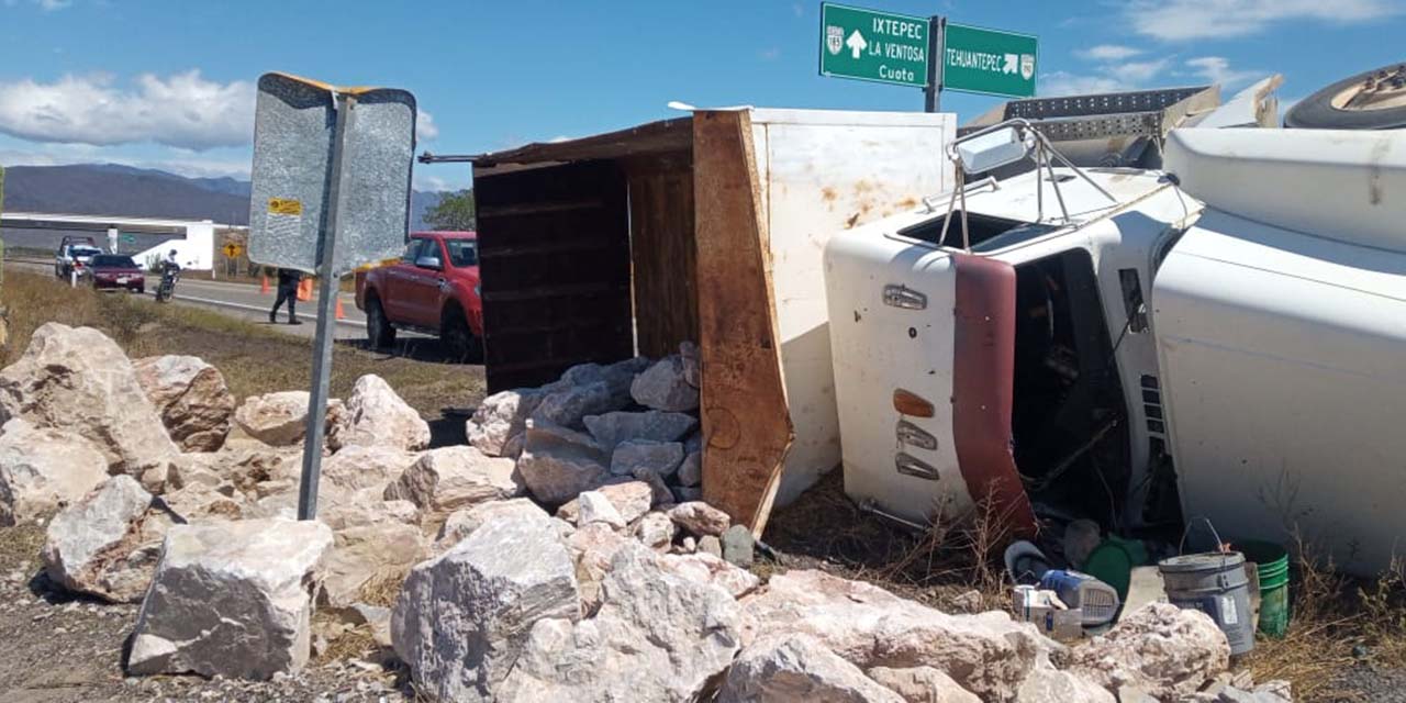 Vuelca camión materialista del rompeolas - El Imparcial de Oaxaca