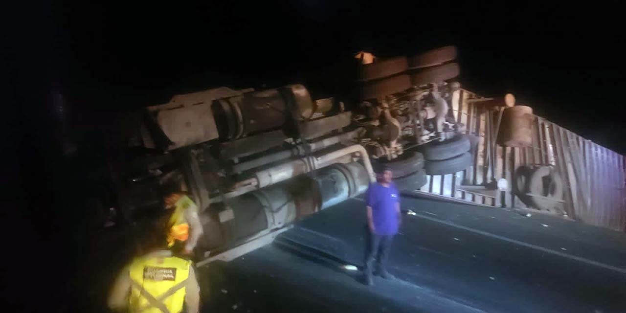 Vuelca trailero en el tramo carretero El Mezquite-Chivela - El Imparcial de Oaxaca