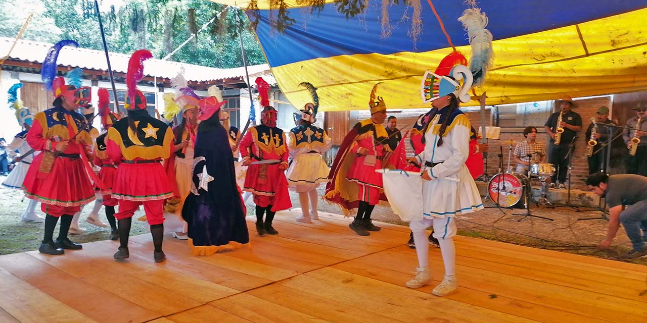 Tradición y música engalanan la fiesta de San Agustín Tlacotepec - El ...