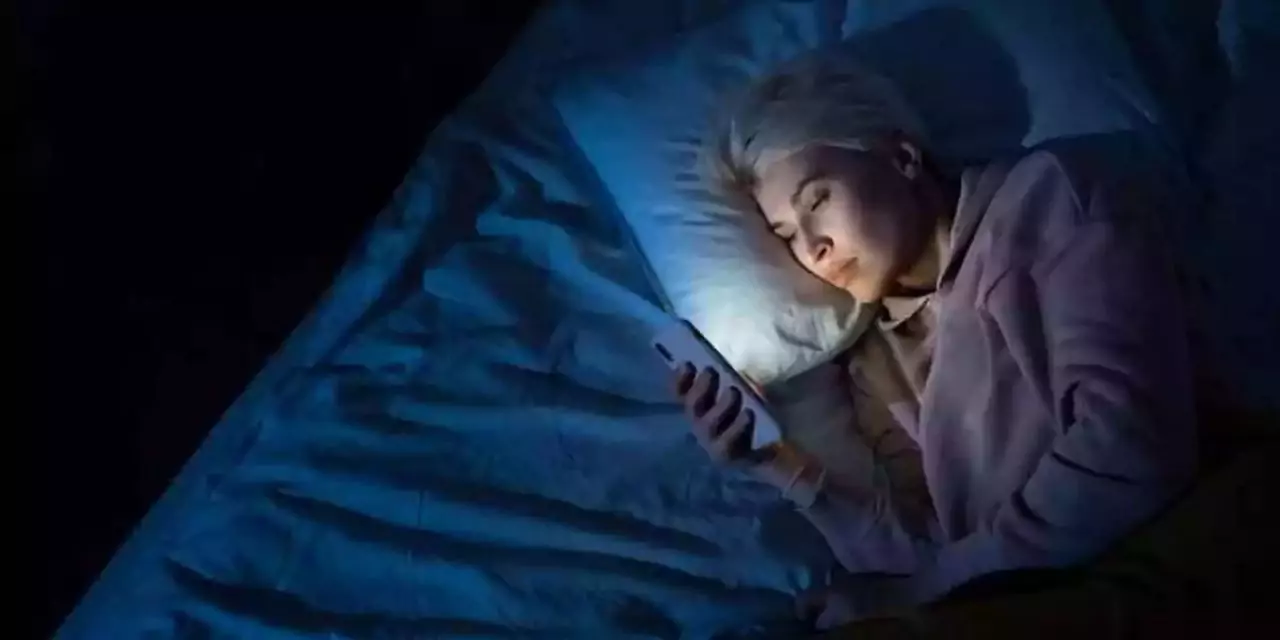 “Vamping”: el enemigo nocturno de tu sueño que vive en tu pantalla - El ...