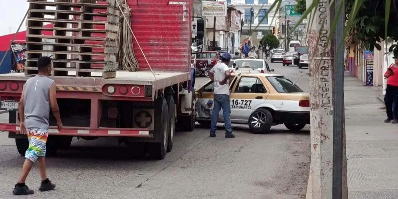 Taxista sobrevive a brutal choque contra un Torton - El Imparcial de Oaxaca
